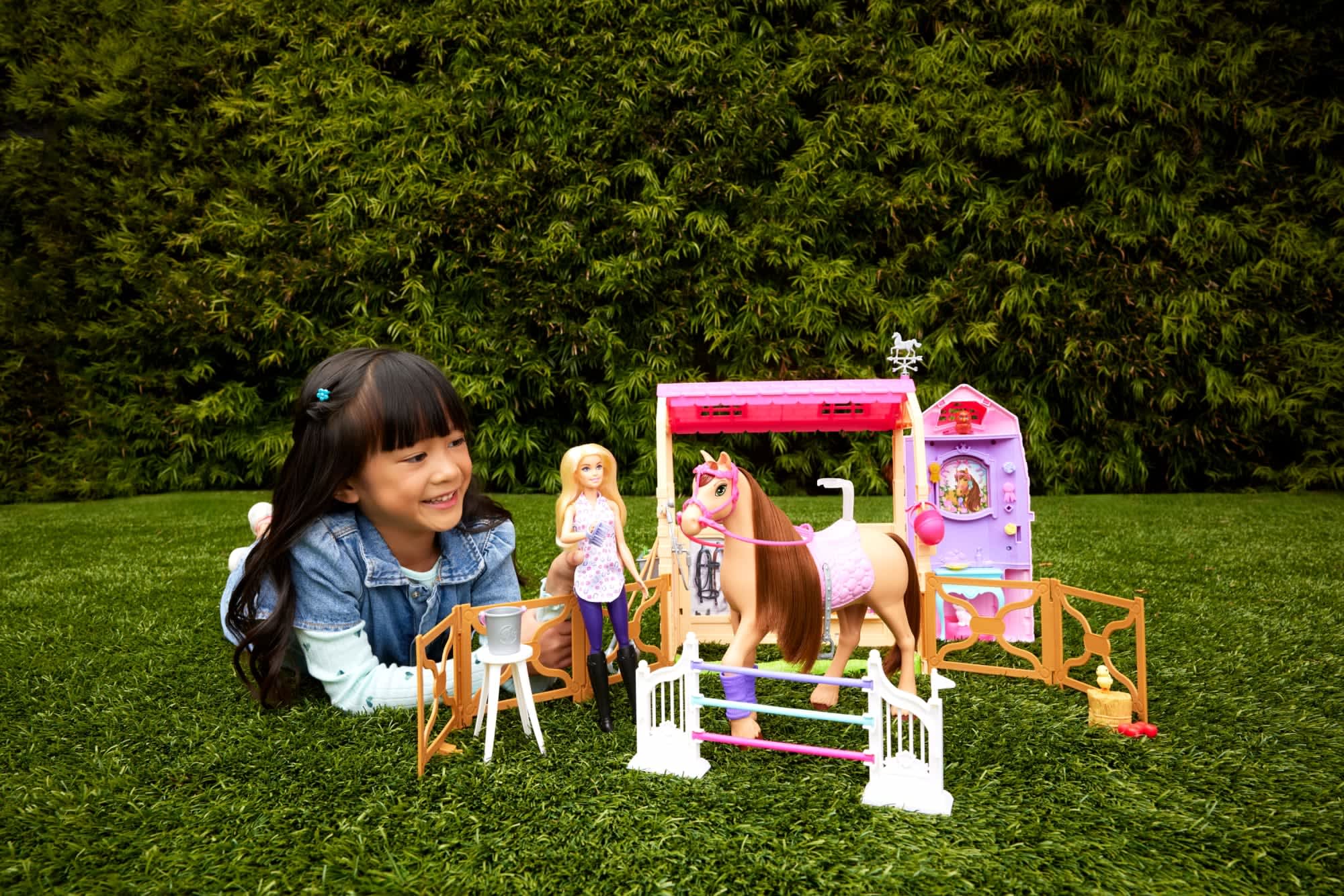 Barbie on the go stable store